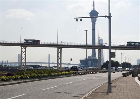 澳門私家車疑撞石壆翻側 女司機及其子輕傷送院｜即時新聞｜港澳｜oncc東網