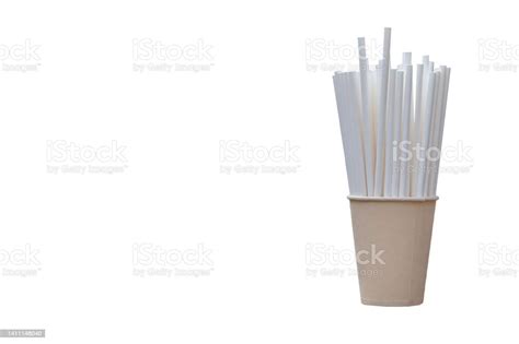 클리핑 경로가있는 흰색 배경에 고립 된 갈색 종이 컵에 종이 빨대 0명에 대한 스톡 사진 및 기타 이미지 0명 가정 생활