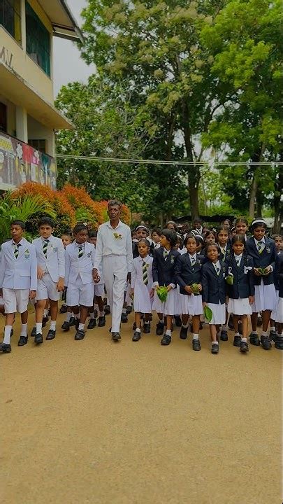 ප්‍රාථමික අංශයේ ශිෂ්‍යනායකයින් පිරිවරාගෙන යන විදුහල්පති Youtube