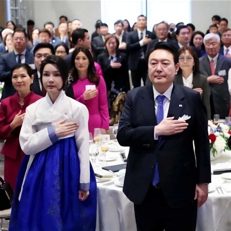 韩国总统到华盛顿扫墓 夫人幼态脸很减龄 手却 6parknews