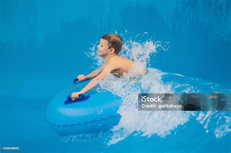 수영장에 있는 소년은 워터파크의 인공 파도에 떠 있다 4 5세에 대한 스톡 사진 및 기타 이미지 4 5세 건강한 생활방식