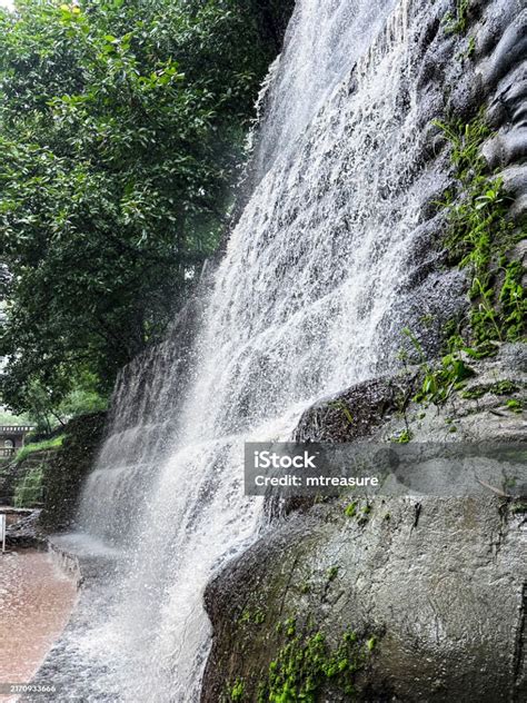 인공 폭포 바위 위로 빠르게 흐르는 물 암석 식물과 이끼 연못 움직임 물 분무 튀는 물방울 전경에 초점을 맞춘 이미지 0명에 대한 스톡 사진 및 기타 이미지 Istock