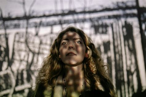 감정적인 강렬한 시선 강렬함 겁먹은 고독 고요한 교활한 그림자 그림자의 아름다움 극적인 조명 껴안는 나타내는 내성적 인 단색 효과 대조 동적 대비