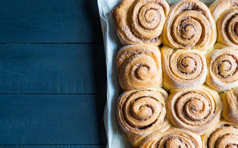 검은 나무 테이블에 양피지 종이에 갓 구운 계피 만두 시나몬 맨 위 보기 카피 스페이스 달콤한 홈메이드 페이스트리 크리스마스 베이킹 갈색에 대한 스톡 사진 및 기타 이미지