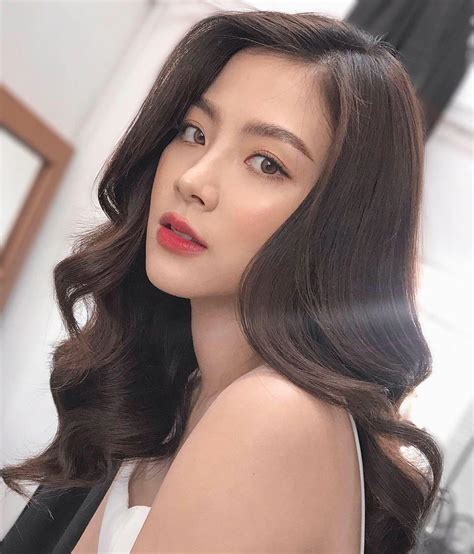 ใบเฟิร์น พิมพ์ชนก กับชุดเดรสสีดำสุดเซ็กซี่ ที่แฟน ๆ แทบไม่โฟกัสที่แว่นตา