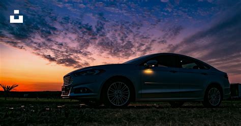 낮 동안 파란색과 흰색 흐린 하늘 아래 갈색 필드에 파란색 Bmw M 3 쿠페 사진 Unsplash의 무료 산타 바바라 두 오에스테 Sp 이미지