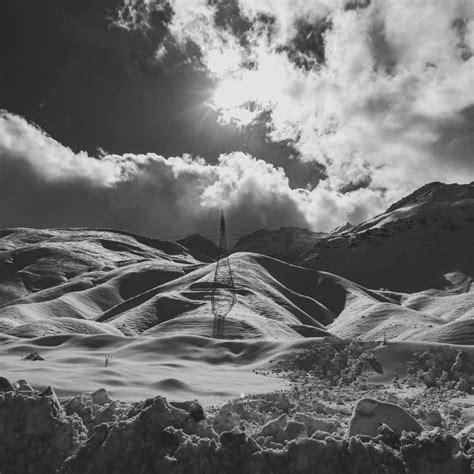 من اینجا روزی از ستیغِ کوه، چون خورشید سرود فتح می خوانم