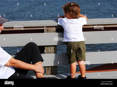 Sohn Und Mutter Von Hinten Fotos Und Bildmaterial In Hoher Aufl Sung Alamy