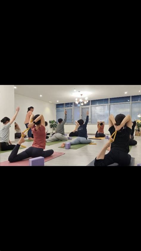 요가 원🧘‍♀️ 재각기 다른 몸을 가지고 있지만 한공간에서 함께 수련해요 잘하는 사람 못하는 사람이 아니라 지금 이순간 내몸이 허락한 동작을 만들어 내며 같은
