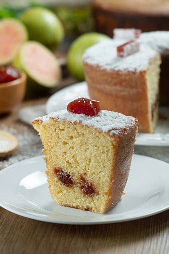 구아바 페이스트로 채워진 옥수수 가루 의 일종으로 만든 브라질 옥수수 케이크 조각 나무 파티 테이블에 유월 축제의 전형적인 과자 콘밀 케이크 0명에 대한 스톡 사진 및 기타