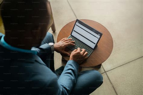 근접 촬영 흑인 아프리카 기업 임원 사업가 키보드가 부착된 디지털 태블릿 컴퓨터에 입력 사진 Unsplash의 기술 이미지