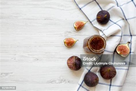 무화과 잼 흰색 나무 테이블 평면도에 신선한 무화과의 유리 항아리 오버 헤드로 인해 위입니다 텍스트를 위한 공간입니다 0명에 대한 스톡 사진 및 기타 이미지 Istock