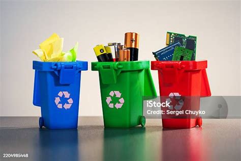 다양한 유형의 쓰레기 재활용 쓰레기통 전자 폐기물 배터리 폐기물 종이 폐기물 집이나 사무실에서 재활용 0명에 대한 스톡 사진 및 기타 이미지 Istock