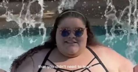 고도비만 승객은 비행기 ‘한 좌석 만으로 부족 무료 혜택 달라” 1인 시위하는 美 여성 사연 보니