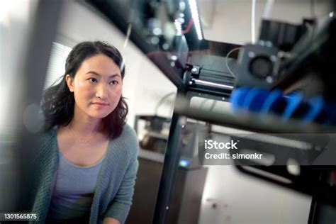 3d 프린터 프로세스를 감독하는 여성 엔지니어 3차원 인쇄에 대한 스톡 사진 및 기타 이미지 3차원 인쇄 제조 엔지니어