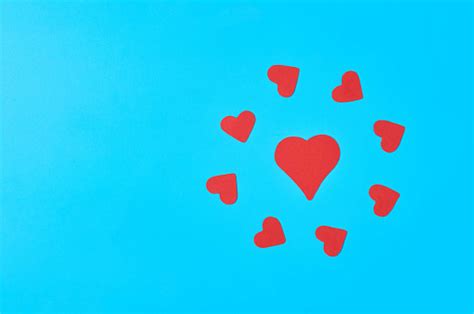 파란색 배경에 빨간 종이 하트로 만든 원 발렌타인 데이의 개념 텍스트의 공백입니다 맨 위 보기 개념에 대한 스톡 사진 및 기타 이미지 Istock