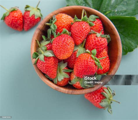 파란 녹색 배경 근접 촬영 Topview Copyspace에 고립 된 아름 답 고 맛 있는 딸기의 그릇 건강한 생활방식에 대한 스톡 사진 및 기타 이미지 Istock