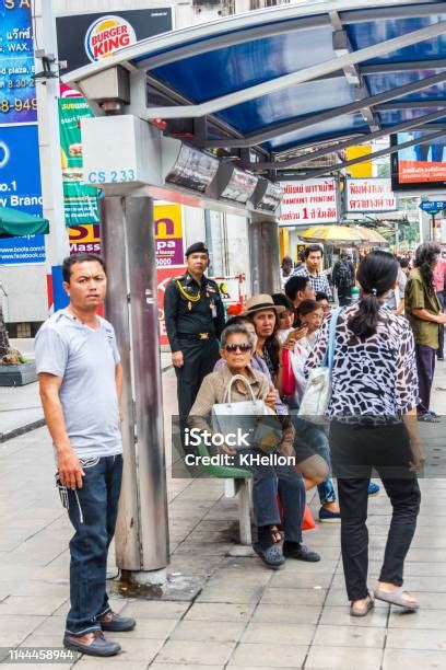 버스 정류장에서 대기 하는 사람들 남자에 대한 스톡 사진 및 기타 이미지 남자 동남아시아 방콕 Istock