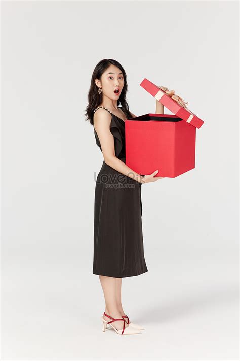 뷰티 새해 복 많이 받으세요 선물 상자를 들고 사진 무료 다운로드 Lovepik