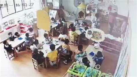 陕西榆林4岁男童颅脑损伤监控显示老师扔摔孩子涉事老师已停职腾讯视频