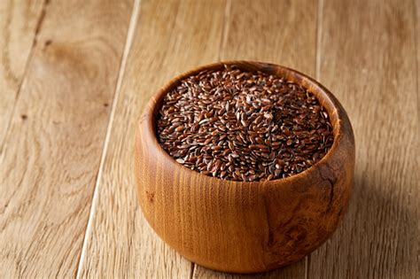 소박한 나무 배경 평면도 필드의 얕은 깊이에 나무 그릇에 아마 씨 가까운에 대한 스톡 사진 및 기타 이미지 가까운 갈색 거꾸로 Istock