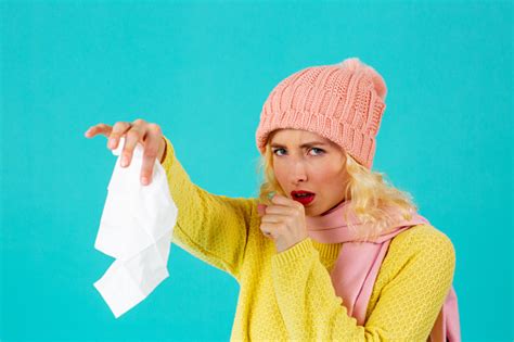 감기와 독감 시즌 모자와 스카프 기침과 홀핑 조직에 여자의 초상화 파란색에 고립 감기와 독감에 대한 스톡 사진 및 기타 이미지