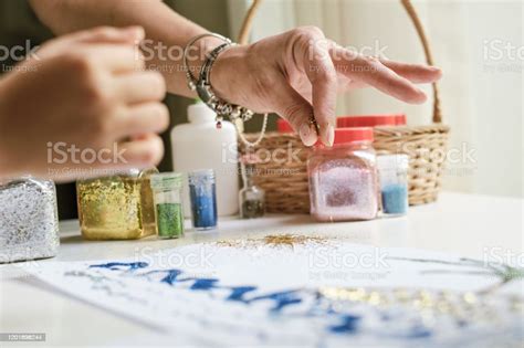 그림을 만들기 위한 반짝이 반짝이를 사용한 어린이와 어른의 손 개발에 대한 스톡 사진 및 기타 이미지 개발 공부 공예 Istock