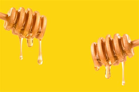 밝은 배경에 꿀 디퍼에서 떨어지는 액체 유기농 꿀 건강한 식품 개념 황금 꿀 방울 붓고 나무 숟가락에서 흐르는 꿀에 대한 스톡 사진 및 기타 이미지 Istock