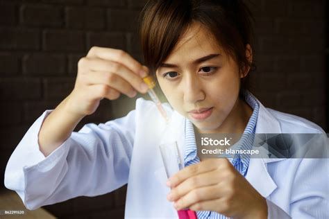 아시아 여성 과학자 여자 핑크 드롭 화학 액체 물질이 테스트 튜브에서 과학 실험실 방에 피 펫과 과학 및 의료 보건 의료에서