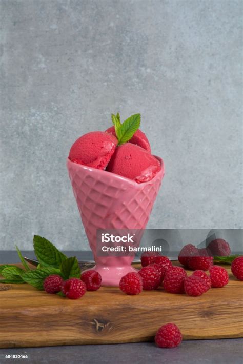 라즈베리와 핑크 즐기는 콘에 라스베리 아이스크림 셔 벗 민트 나무 판자에 회색 질감된 배경 복사 공간을 나뭇잎 0명에 대한 스톡 사진 및 기타 이미지 Istock