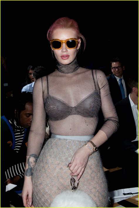 Iggy Azalea Wears Pink Hair To Viktor And Rolf Fashion Week Show Photo