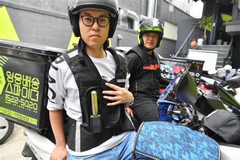 국내 기술로 만든 조끼형 오토바이 에어백 나온다 전자신문