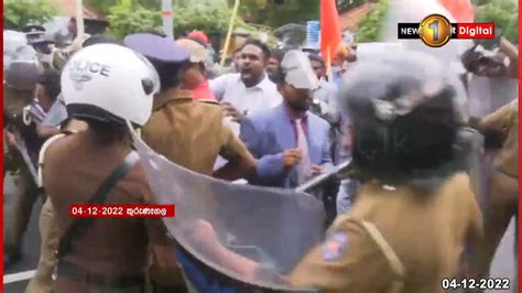 පොලීසිය සහ විරෝධතාකරුවන් අතර කුරුණෑගලදී උණුසුම් තත්ත්වයක් Youtube