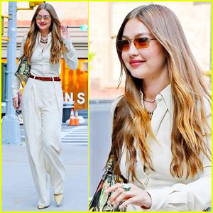 Gigi Hadid Is All Smiles During Stylish Outing In Nyc Gigi Hadid