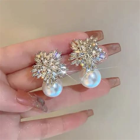 귀에 다이아몬드 스터드 귀걸이