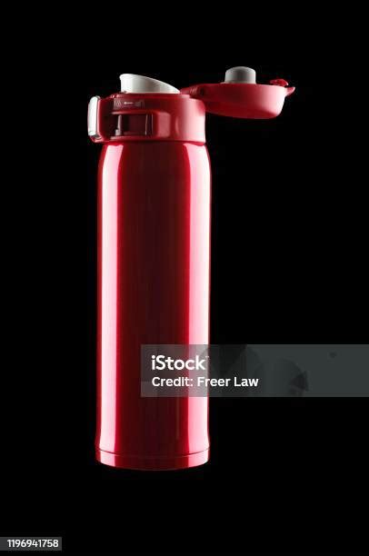 클리핑 경로를 포함하여 검은 색 배경에 캡이 열린 빨간색 진공 텀블러 0명에 대한 스톡 사진 및 기타 이미지 0명 강철 금속 Istock