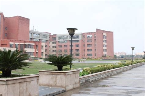Amity School Of Engineering And Technology New Delhi Admission 2025 Fees