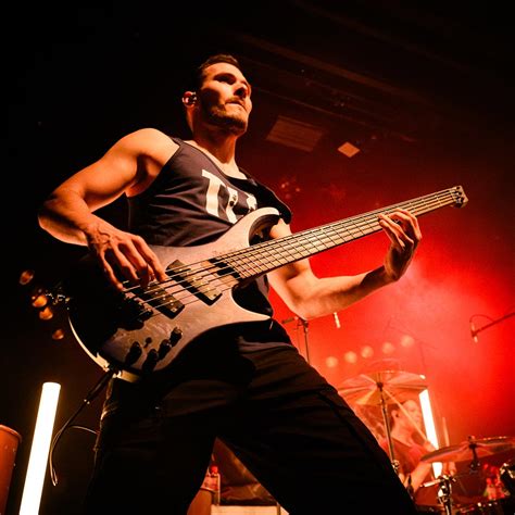 Jovem Tommy Lee Bass Tommy Lee Promises Dark And Sexy Cover Of A