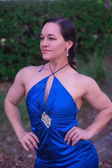 Una Bella Deportista Deportista Grande Con Un Vestido Verde Posa En La