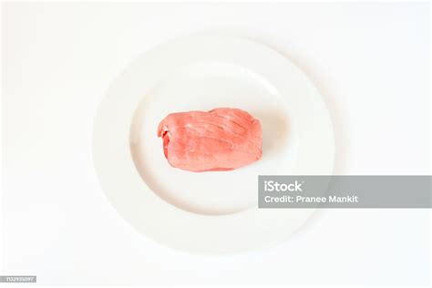 신선한 생 오이 테 테 트 다진 쇠고기돼지고기 흰 접시에 쇠고기의 부드러운 조각에 겹쳐서 고립 된 흰색 배경으로 요리에 대 한 성분 갈비 음식에 대한 스톡 사진 및 기타