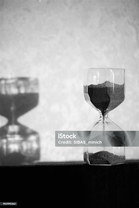 벽에 그림자와 함께 모래 시계입니다 비즈니스 마감 긴급 및 시간 실행 시간 전달 개념 모래시계 계란 타이머 마지막 분 또는 시간을 표시 복사 텍스트 및 디자인을 위한 공간