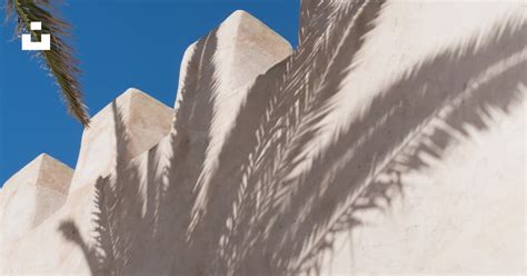 낮에는 흰색 콘크리트 벽 사진 Unsplash의 무료 파랑 이미지