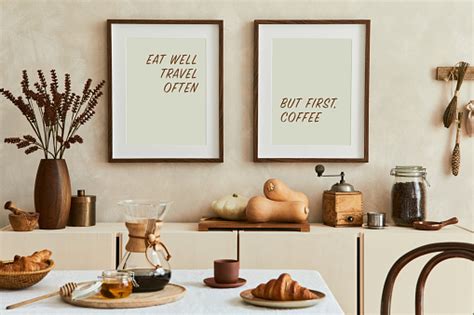 모의 포스터 프레임 베이지 색 사이드 보드 가족 식탁 및 복고풍에서 영감을 얻은 개인 액세서리가있는 창의적이고 현대적인 식당 인테리어 디자인 공간을 복사합니다 템플렛 가을의