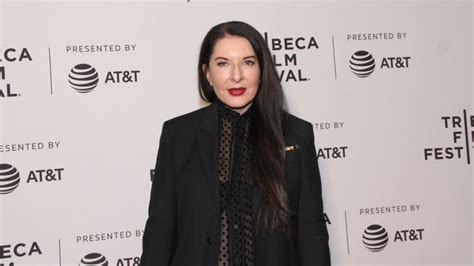 [Видео] Маж ја удри Марина Абрамовиќ по глава со нејзин портрет