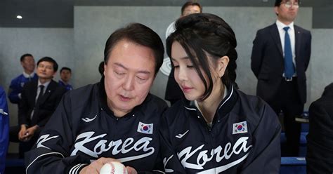 프로야구 개막전 관람하는 윤 대통령과 김건희 여사