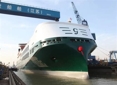 南京金陵船厂完成下水出坞两大节点