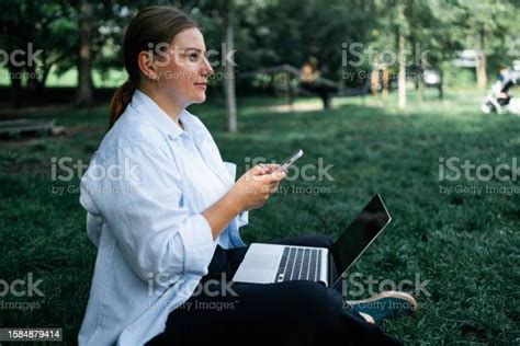 도시 공원 배경에서 야외에서 디지털 노트북을 사용하는 스마트 캐주얼을 입은 성공적인 전문 사업가의 초상화 사업가들의 개념 건축물에 대한 스톡 사진 및 기타 이미지 Istock