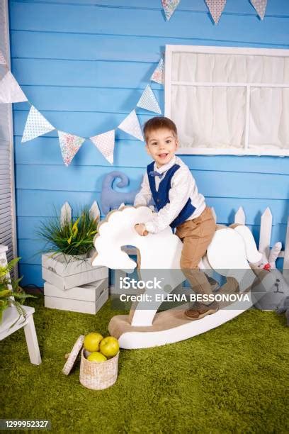 그의 생일을 축하하는 사랑스러운 행복한 금발의 어린 아이 소년 가정 생활에 대한 스톡 사진 및 기타 이미지 가정 생활 공휴일 기념일 Istock