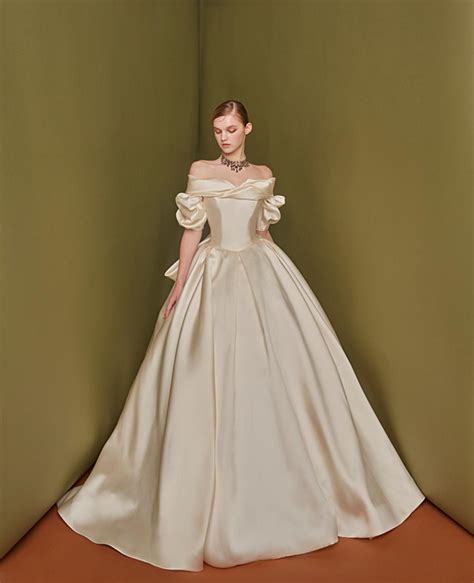 아이웨딩 콘텐츠 드레스 [웨딩드레스투어] 우아함이 선을 넘는 실크드레스로 신부 품격 Level Up