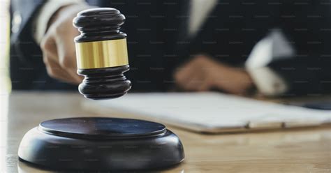 정의와 법률 회사 개념 황동 저울을 가진 사무실의 남성 변호사 사진 Unsplash의 사무실 이미지